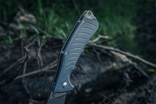 5 Best Neck Knives (For Instant Access In Self Defense)